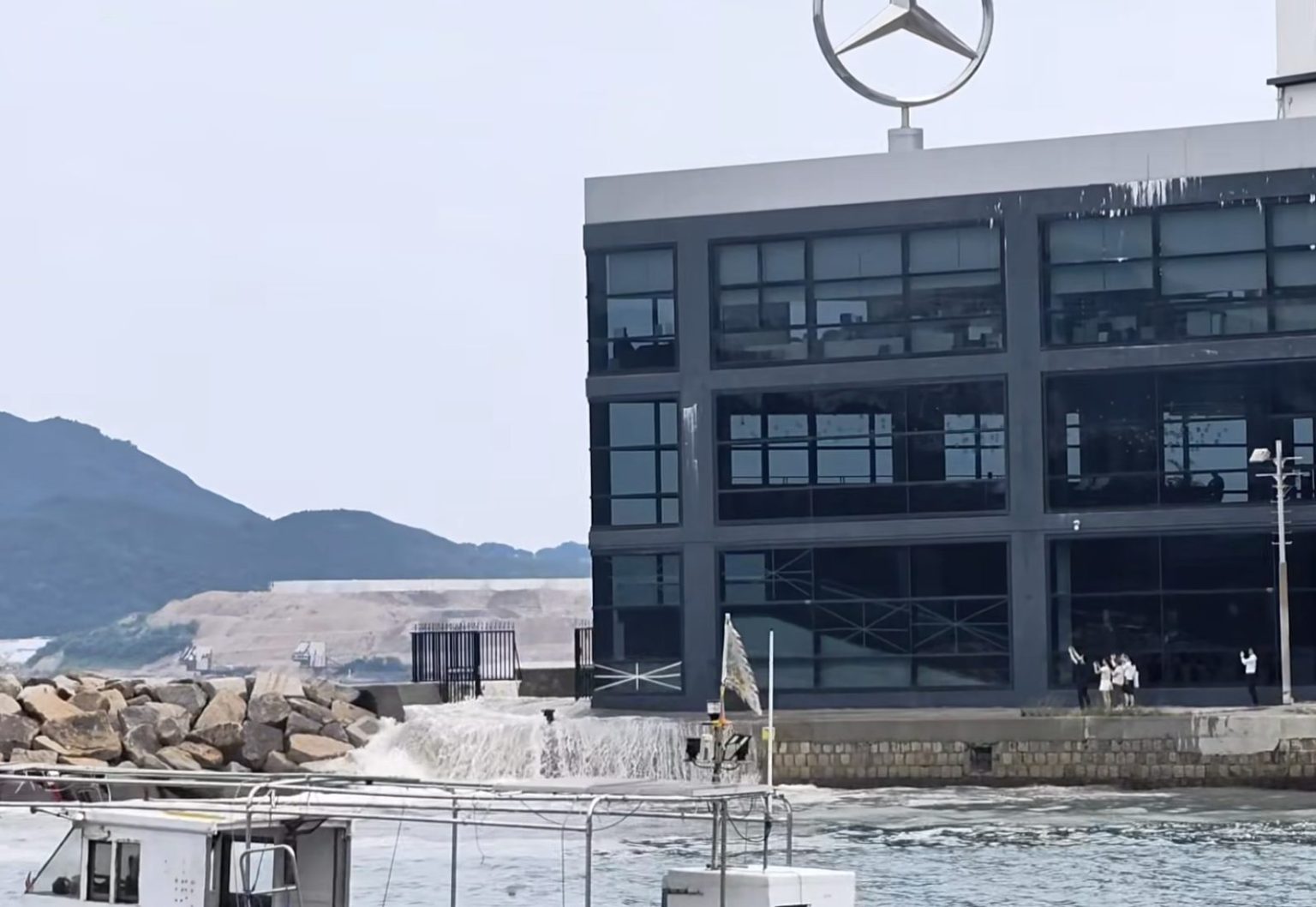 Heng Fa Chuen and Chai Wan hit by ferocious waves ahead of Typhoon Signal No. 8